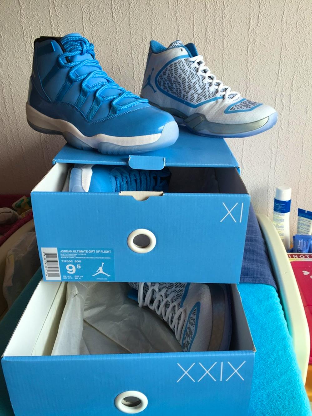 Pack Nike air Jordan Pantone . 11/29 2 super modèles Taille 9,5us/43 ...