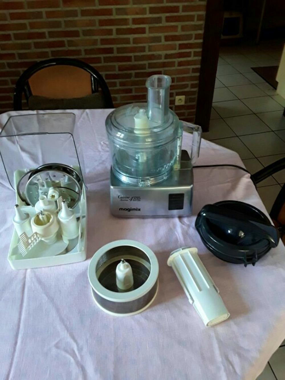 Robot de cuisine Magimix 4100. En bon état de marche. Accompagné du ...